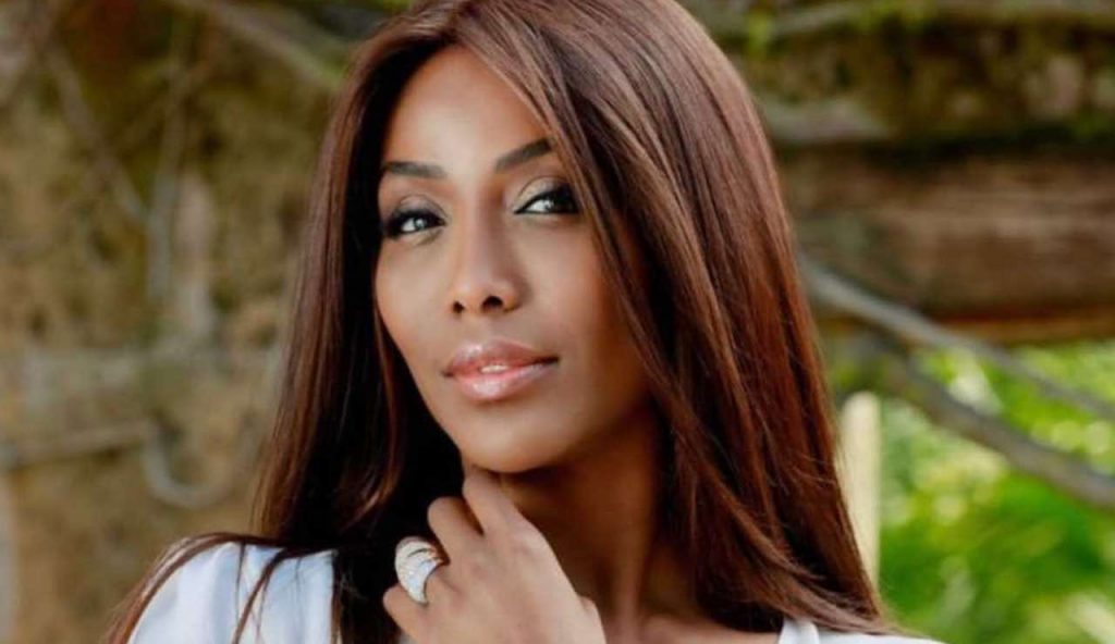 Ainett Stephen, vi ricordate com'era ai tempi della Gatta Nera? Non è cambiata di una virgola ...