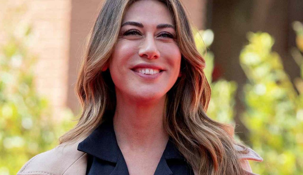 Virginia Raffaele non può più nascondersi, al suo fianco un uomo ...